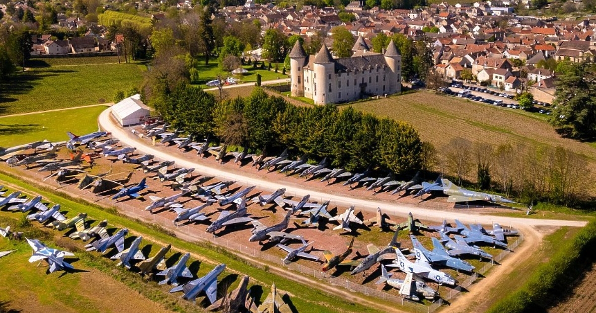 Историята на 700-годишния френски замък със 100 самолета в двора