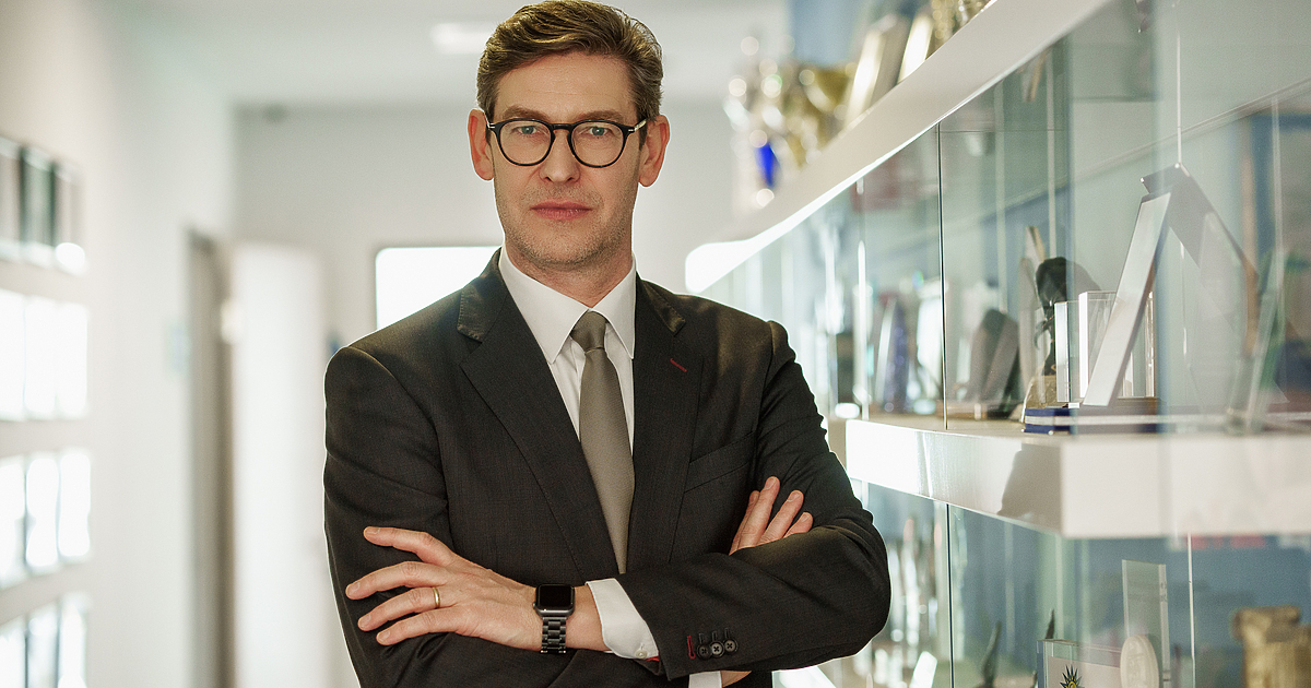 Кристоф Де Мил е официално вписан като председател на УС и главен ...